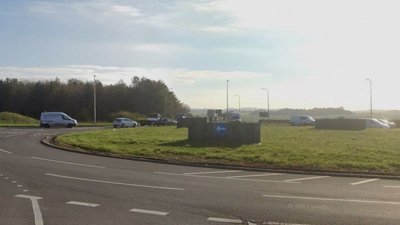 Stonehenge A303 after woman dies in crash with lorry - BBC News
