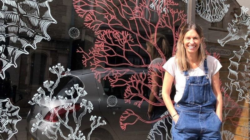 Covid: Guernsey artist captures every day of 2020 in paintings - BBC News