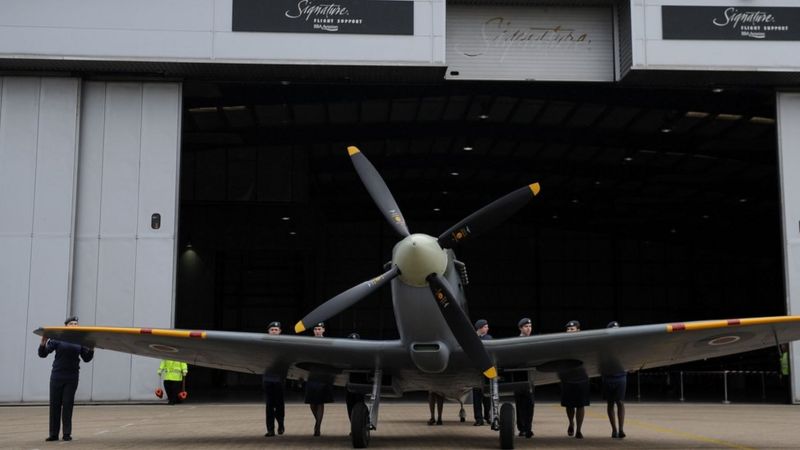 Spitfire flight over Southampton marks 80th anniversary - BBC News