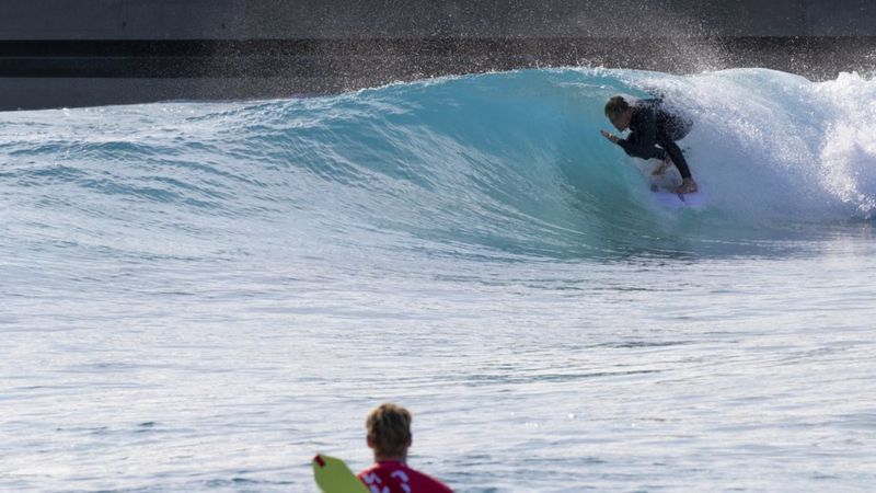 'World-class' surf lake opens near Bristol - BBC News