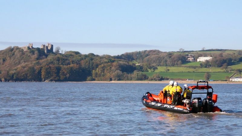 007-like ferry takes to water at Ferryside and Llansteffan - BBC News