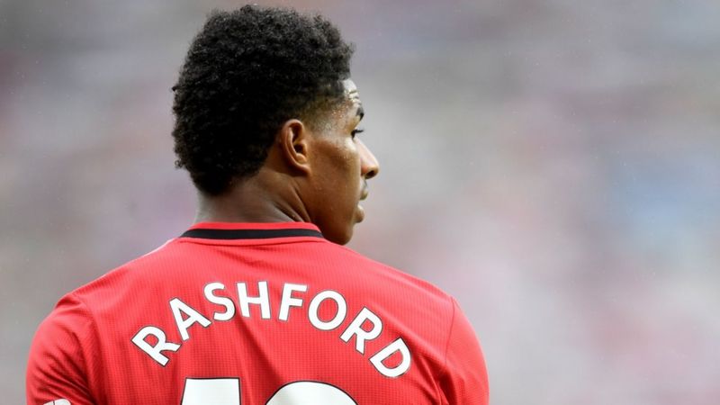 Marcus Rashford's budget cookery serves up fish finger sandwich - BBC News