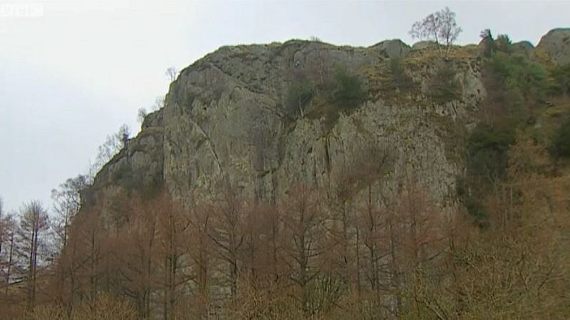 Part of Lake District crag Castle Rock collapses - BBC News