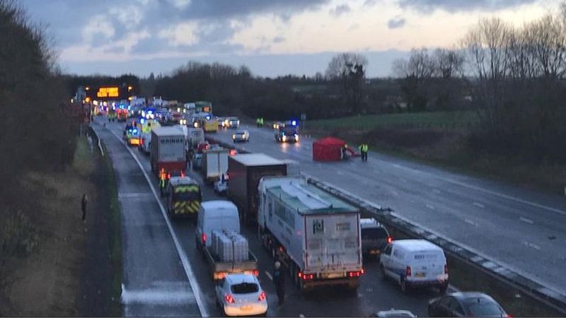 M5 Somerset crash: Woman dead and 10 injured - BBC News