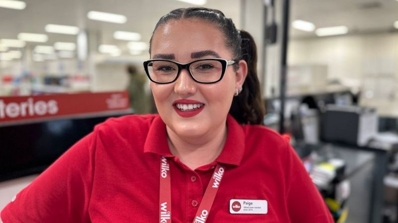 Wilko: Staff and customers say final farewell to Clifton branch - BBC News