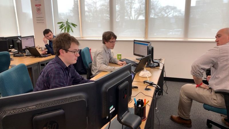 The teenage hackers who've been given a second chance - BBC News