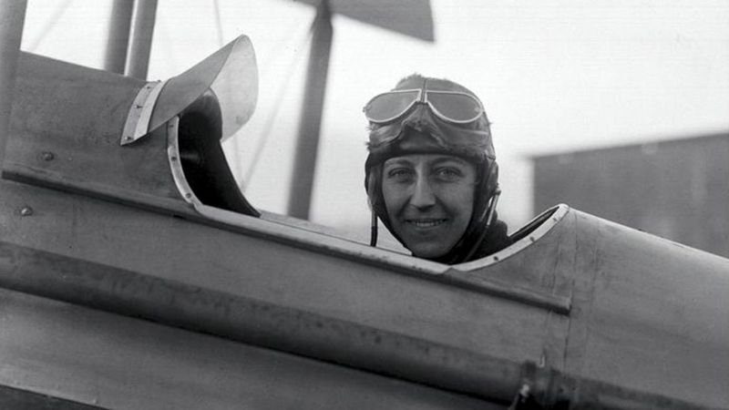 Aviator Amy Johnson: Statue unveiled at Herne Bay - BBC News