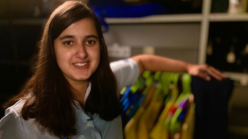 Queen Elizabeth II: 'Bitter-sweet' moment for new Queen's Guide - BBC News