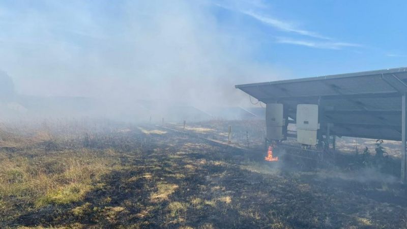 Verwood: Poor parking delays fire crews to solar farm fire - BBC News