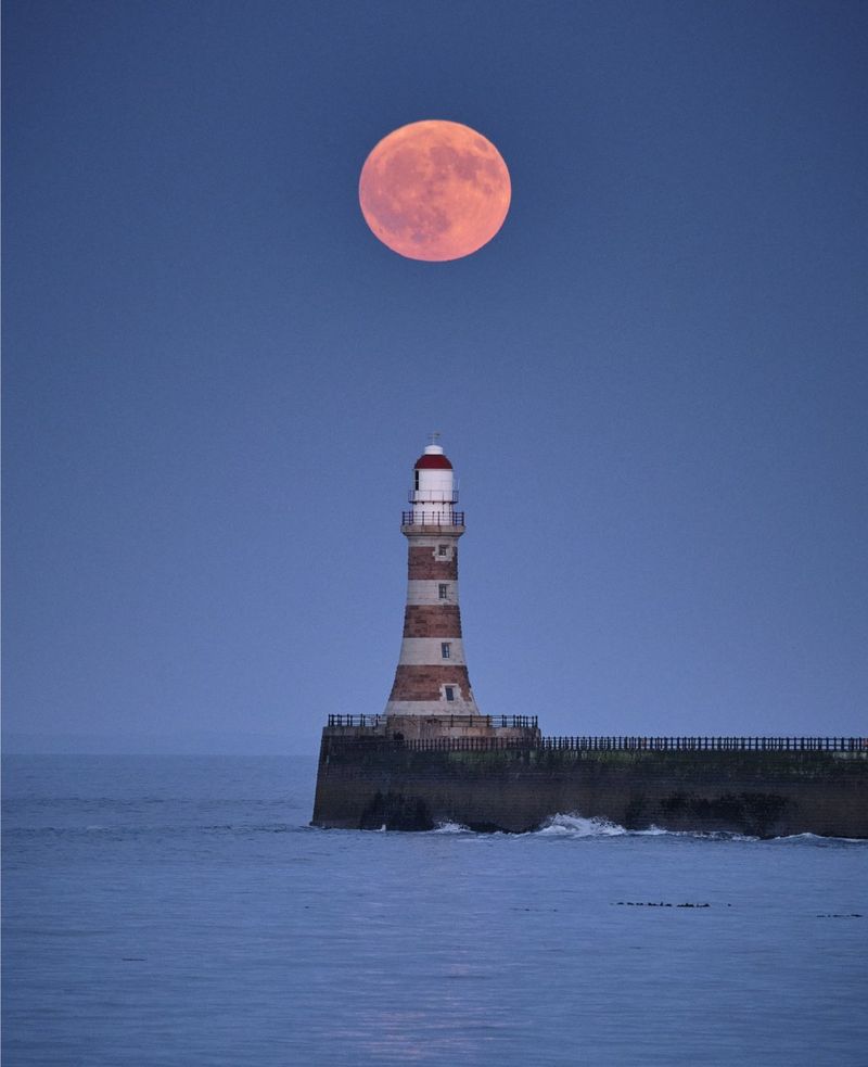 Strawberry Moon captured over England - BBC News