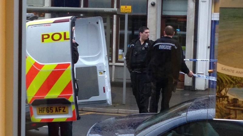 Four held as armed police swoop on car in Poole - BBC News