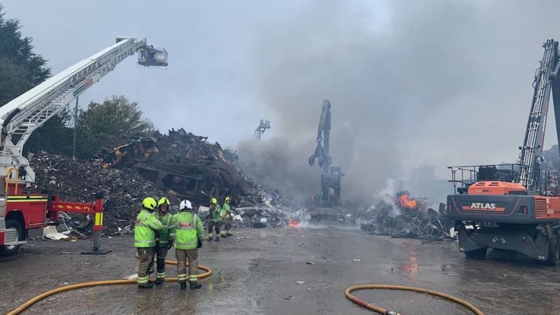 Serious Birmingham fire engulfs 300 tonnes of scrap metal - BBC News