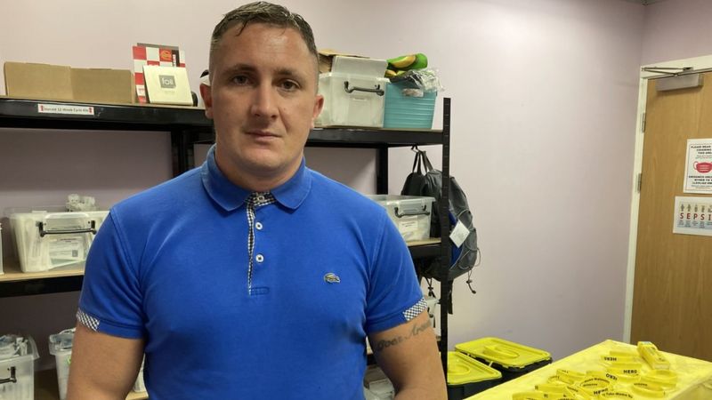 Naloxone: The former boxer helping save drug users lives - BBC News