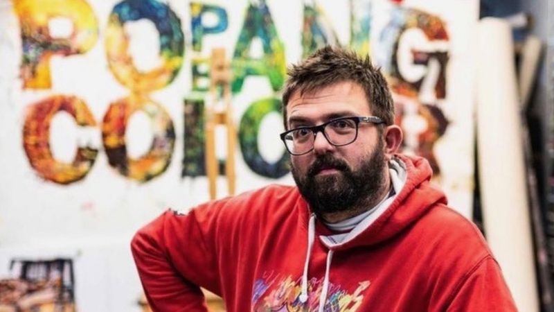 Antiques Roadshow's Henry Sandon auctions private collection - BBC News