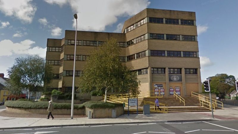 Arrests after Ty Elwyn 'deliberate fire' in Llanelli - BBC News