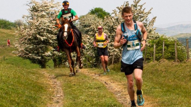 Man v horse: Runner becomes only fourth to beat horse - BBC News