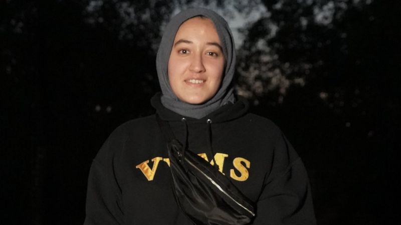 Young more likely to pray than over-55s - survey - BBC News