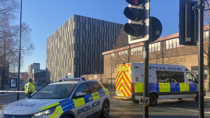 Sheffield: Police incident closes city centre road - BBC News