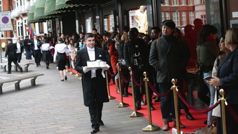 In pictures: London Boxing Day sales 2015 - BBC News