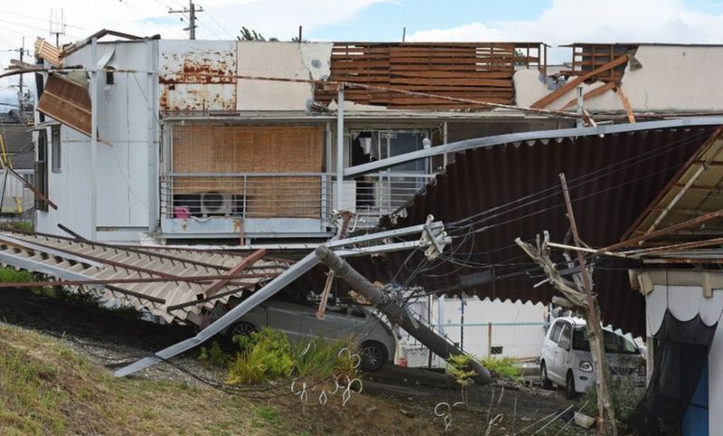 Typhoon Jongdari: Japan storm cuts power to thousands - BBC News