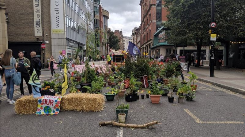 Manchester Extinction Rebellion activists glued to Barclays Bank - BBC News