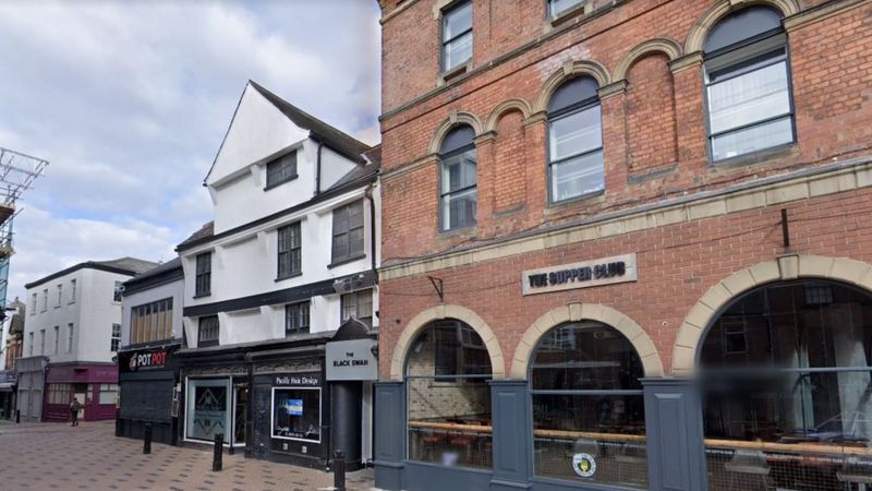 Wakefield restoration work exposes ancient timber frame - BBC News
