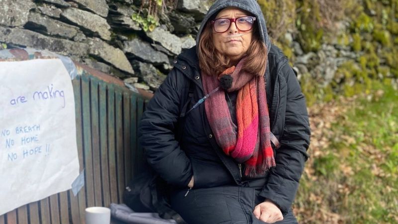 Rent rise: Sara Lewis's daily Aberllefenni bench protest - BBC News