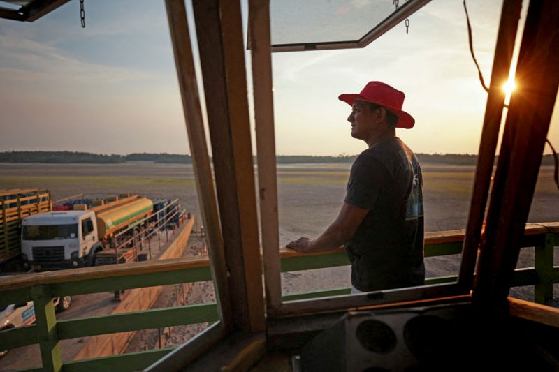 Amazon drought: Stranded boats and dead fish - BBC News