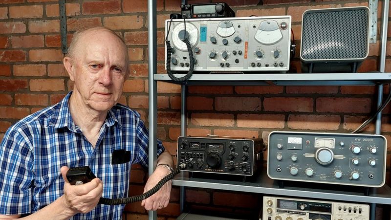 Long wave radio fans mourn fading frequencies - BBC News