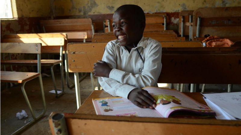 Pupils in poor countries lack textbooks, says Unesco - BBC News