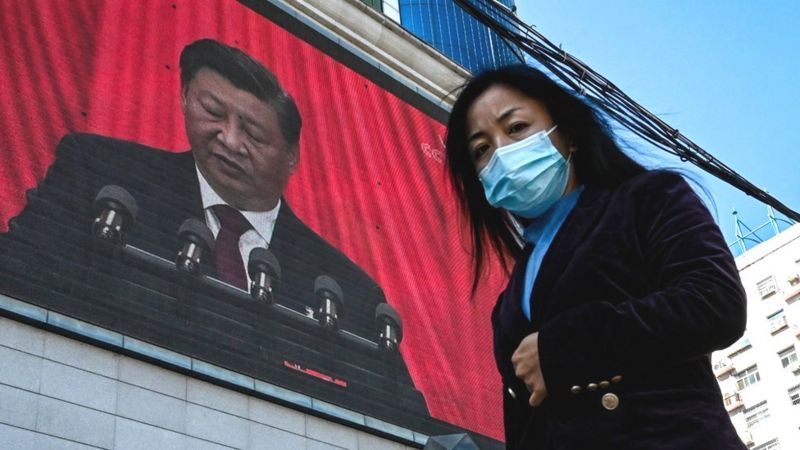 Apple: Chinese workers flee Covid lockdown at iPhone factory - BBC News