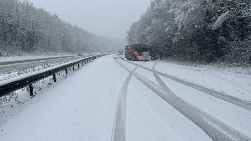 Snow: Motorways shut amid treacherous conditions - BBC News