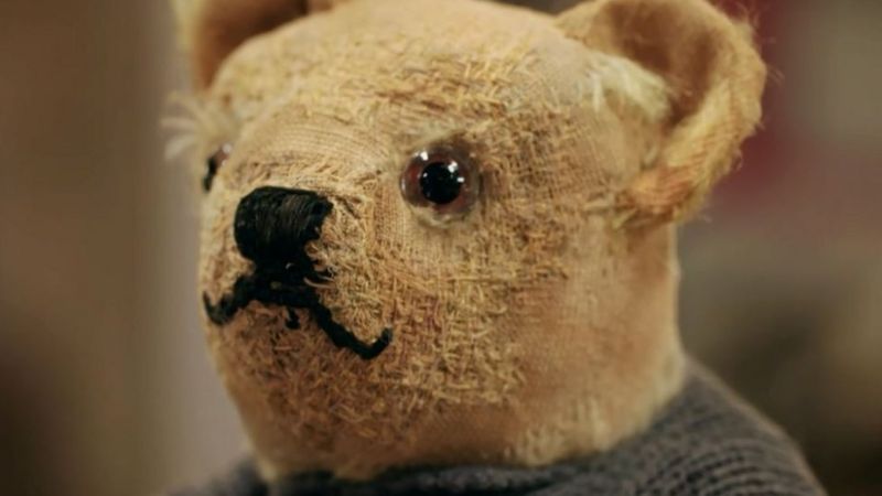 Restored 100-year-old RAF bear keeps 'lovely, wonky smile' - BBC News