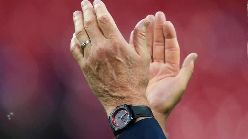 Australian school bans clapping in assemblies - BBC News