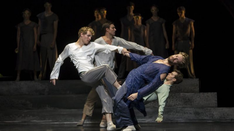 Ruan Crighton: Essex ballet dancer feared dead in Nepal crash - BBC News