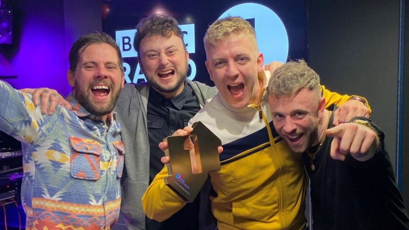 The Reytons: South Yorkshire indie band land UK number one album - BBC News