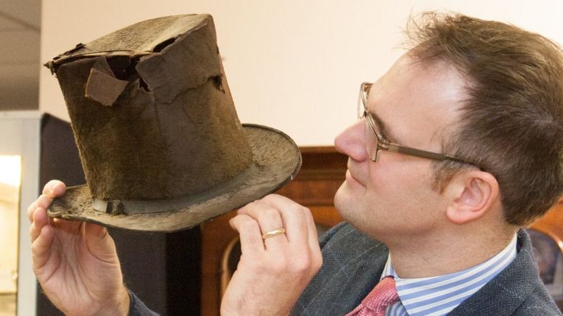 'Lost ' medieval gold brooch was 'gift from beheaded baron' - BBC News