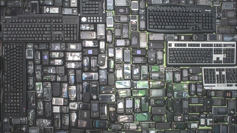 How to fix some of your own broken gadgets - BBC News