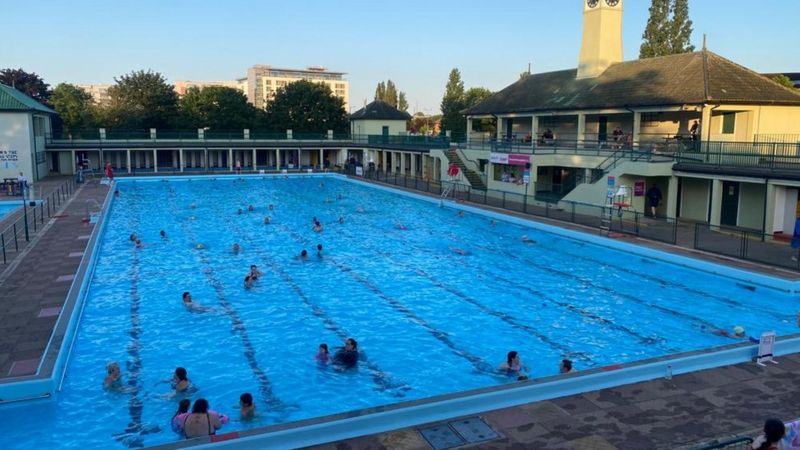 Peterborough Lido welcomes summer solstice swimmers - BBC News