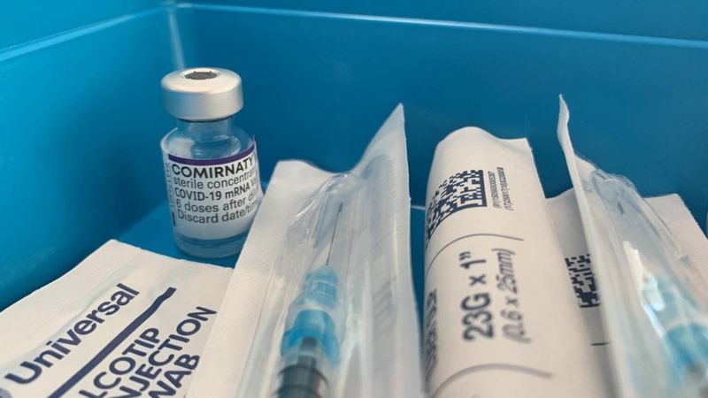 Health leaders urge over-75s to get spring booster - BBC News