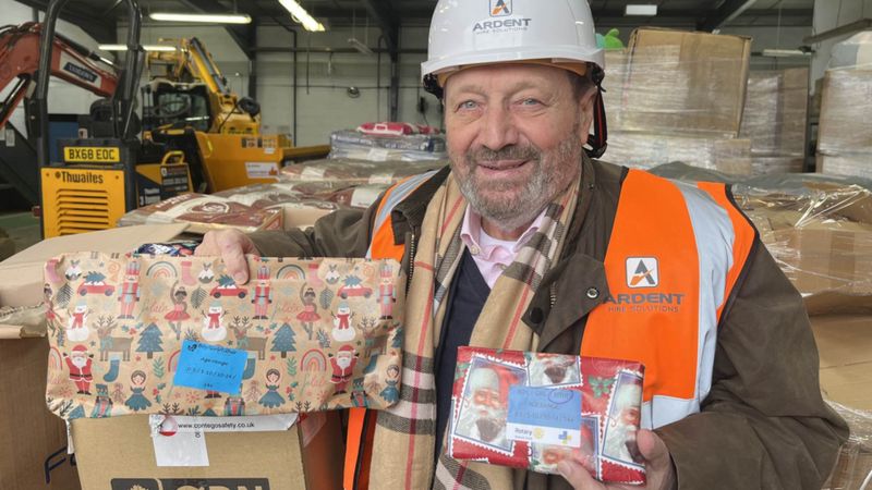 Thousands of Christmas presents leave Ipswich for Ukraine - BBC News