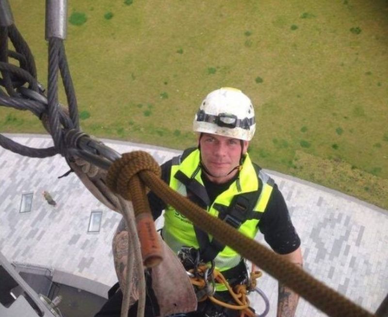 El indispensable trabajo que solo se puede hacer colgado de una cuerda ...