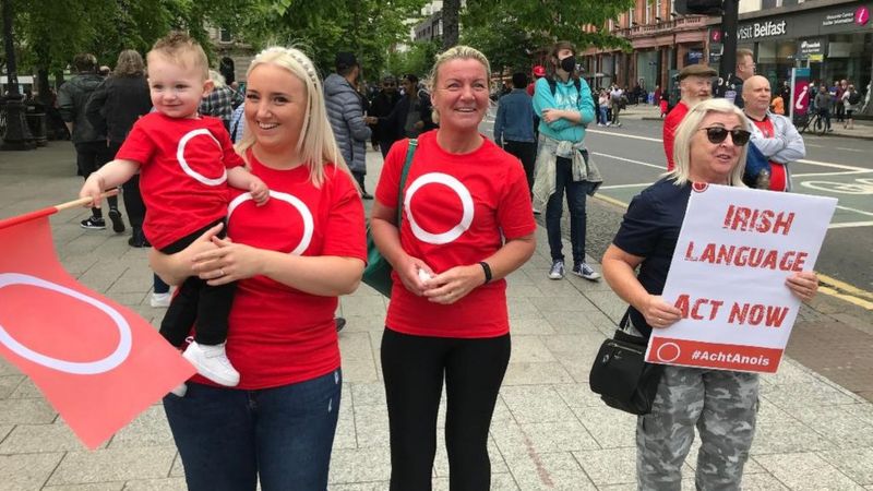 Irish language: Thousands attend Irish language rally in Belfast - BBC News
