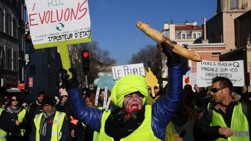 France 'yellow vest' protesters defy government to gather - BBC News