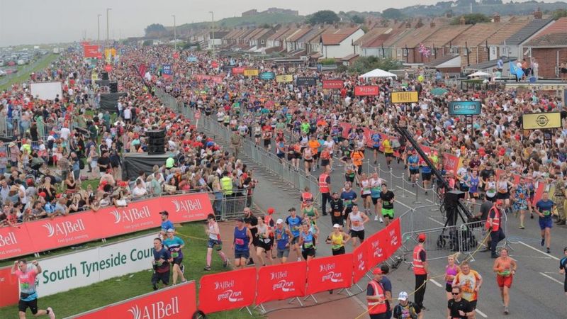 Great North Run 2023: Thousands tackle half marathon - BBC News