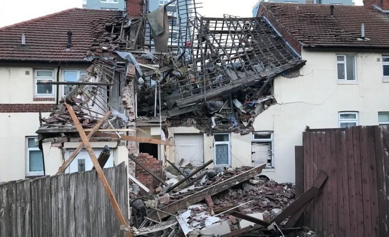 Sunderland explosion: Two injured in gas blast at house - BBC News