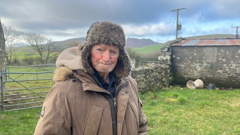 Tryweryn: The stories behind drowned village Capel Celyn - BBC News
