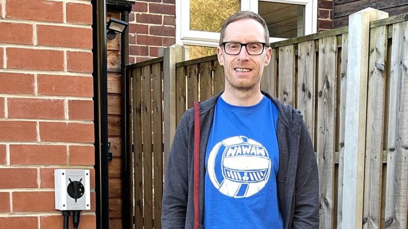 Heat pumps: The 'geeks' obsessing over their new heating systems - BBC News