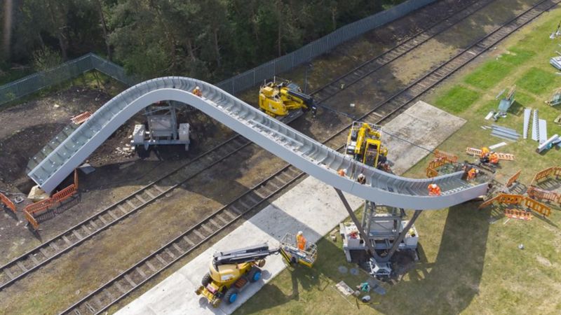 'Lift and shift' bridge installed at Shropshire rail crossing - BBC News