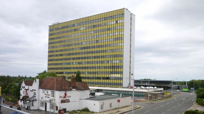 Original Bracknell architect sees his design demolished - BBC News